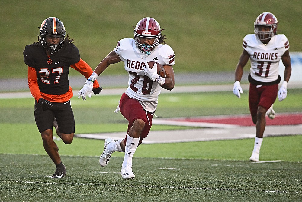 Reddies pull away in opening blowout | Northwest Arkansas Democrat-Gazette