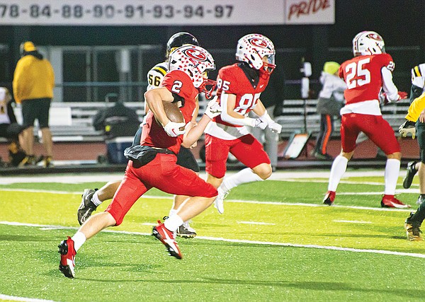 Jefferson City football rolls to 63-16 victory against Fulton ...