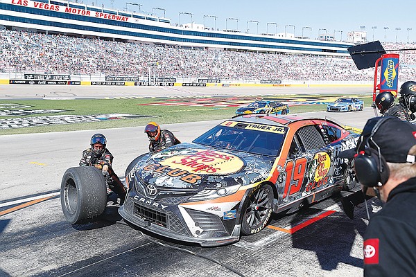Truex wins pole position at Martinsville | Jefferson City News Tribune