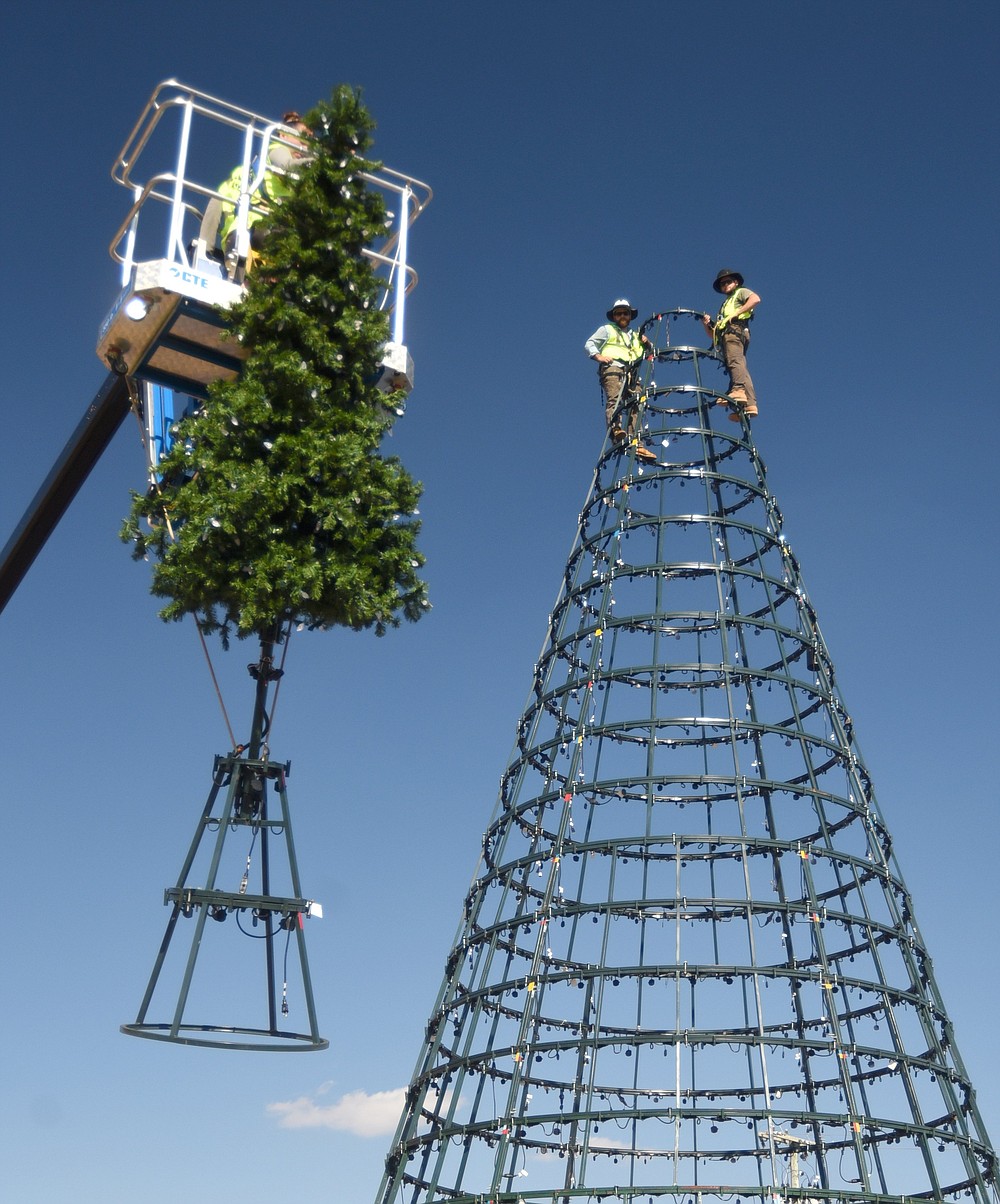 Setting up a giant Christmas tree in Soddy-Daisy | Chattanooga Times ...