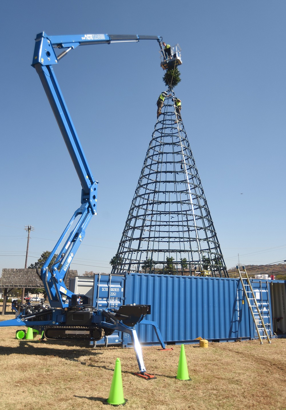 Setting up a giant Christmas tree in Soddy-Daisy | Chattanooga Times ...
