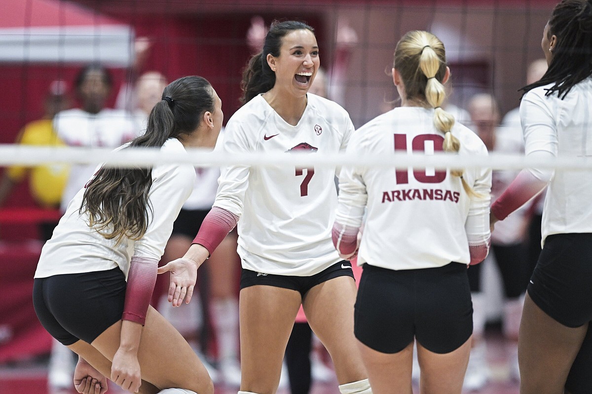 COLLEGE VOLLEYBALL: Razorbacks volleyball manage season sweep of Gators ...