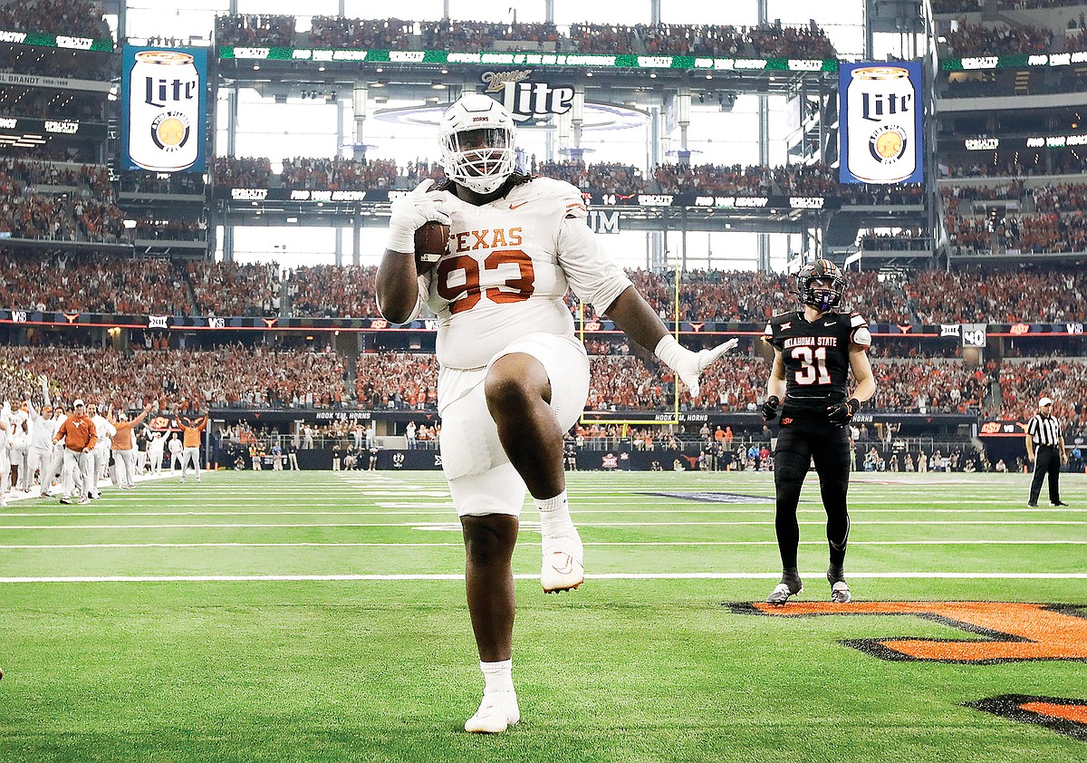 Texas’ 362-pound DT Sweat adds TD to Outland Trophy bid | Jefferson ...