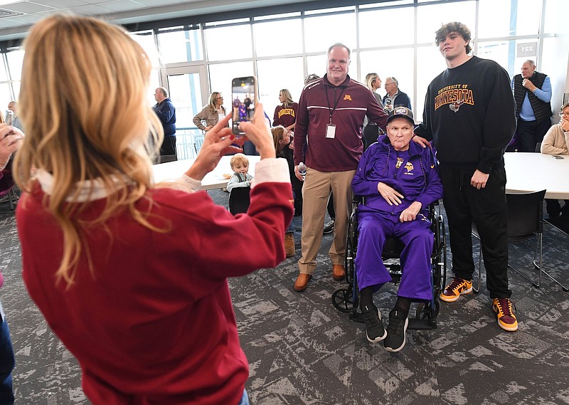 PREP FOOTBALL: Fayetteville QB Drake Lindsey signs with University of ...