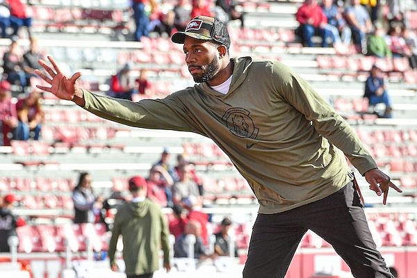 Arkansas WR coach Guiton reportedly in running for job at Wisconsin ...