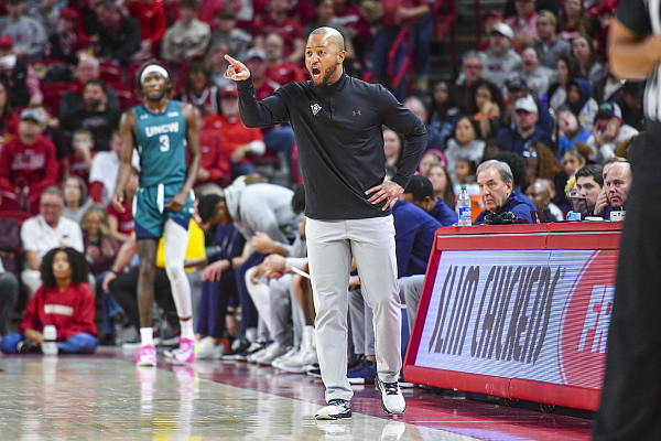 UNCW coach: Arkansas 'imposed its will' on Seahawks | Whole Hog Sports