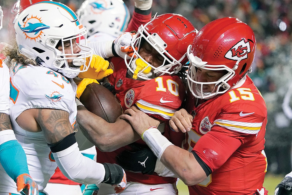 Mahomes leads Chiefs to 26-7 win against Miami in near-record low temps ...