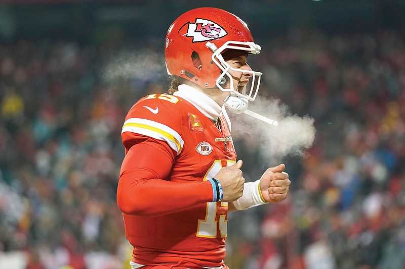 Shattered helmet doesn’t slow Mahomes in cold-weather win | Fulton Sun