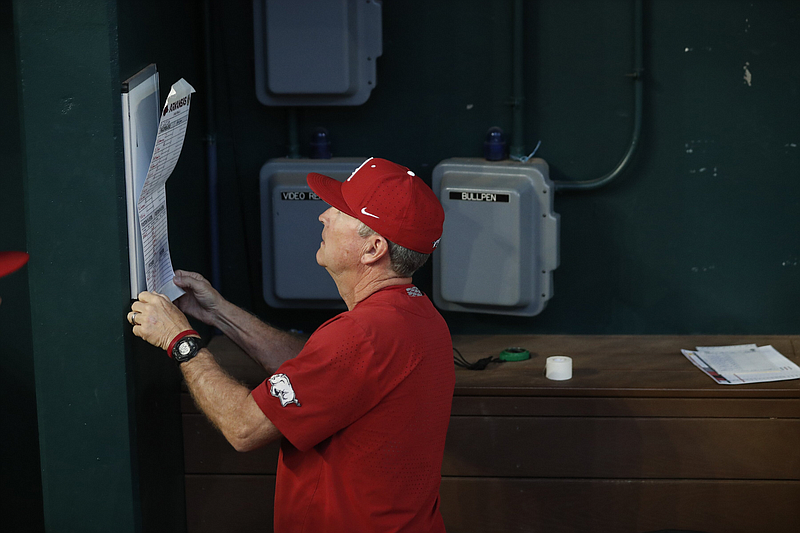 VIDEO: Dave Van Horn speaks at March Swatter's Club | Whole Hog Sports