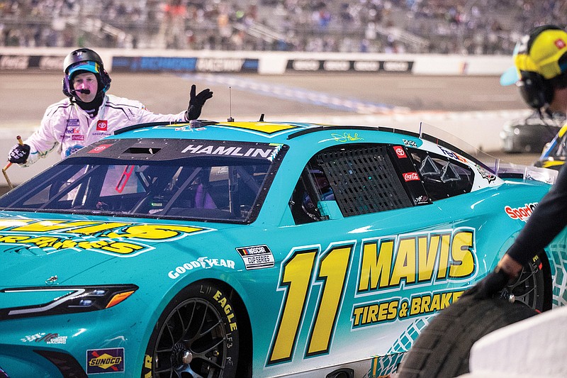 Hamlin’s pit crew steals victory from dominant, agitated Truex | Fulton Sun