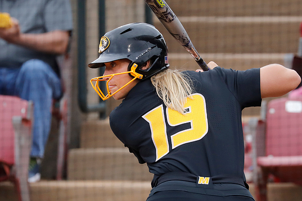 No. 19 Arkansas softball struggles all around in 12-3 loss to No. 11 ...