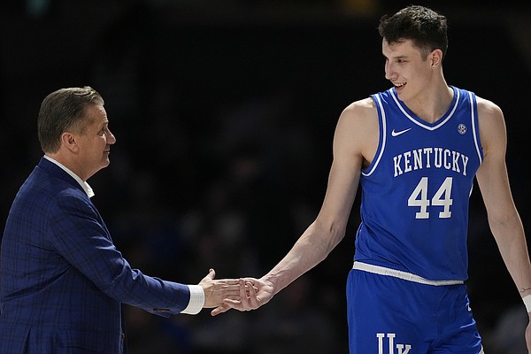 Arkansas basketball announces signing of former Kentucky 7-2 center ...