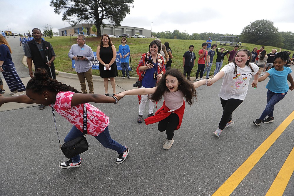 World’s Longest Human Electric Circuit | The Arkansas Democrat-Gazette ...