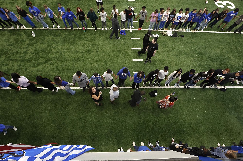 World’s Longest Human Electric Circuit | The Arkansas Democrat-Gazette ...
