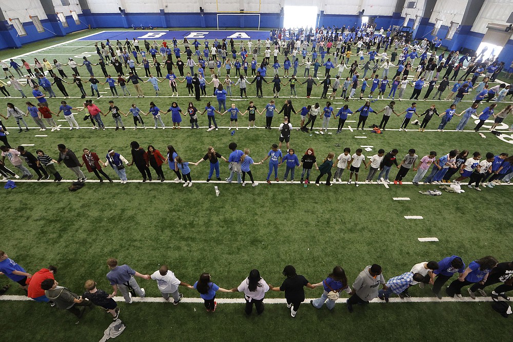 World’s Longest Human Electric Circuit | The Arkansas Democrat-Gazette ...