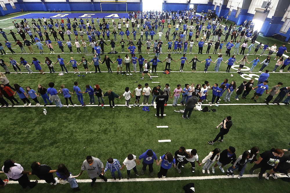 World’s Longest Human Electric Circuit | The Arkansas Democrat-Gazette ...