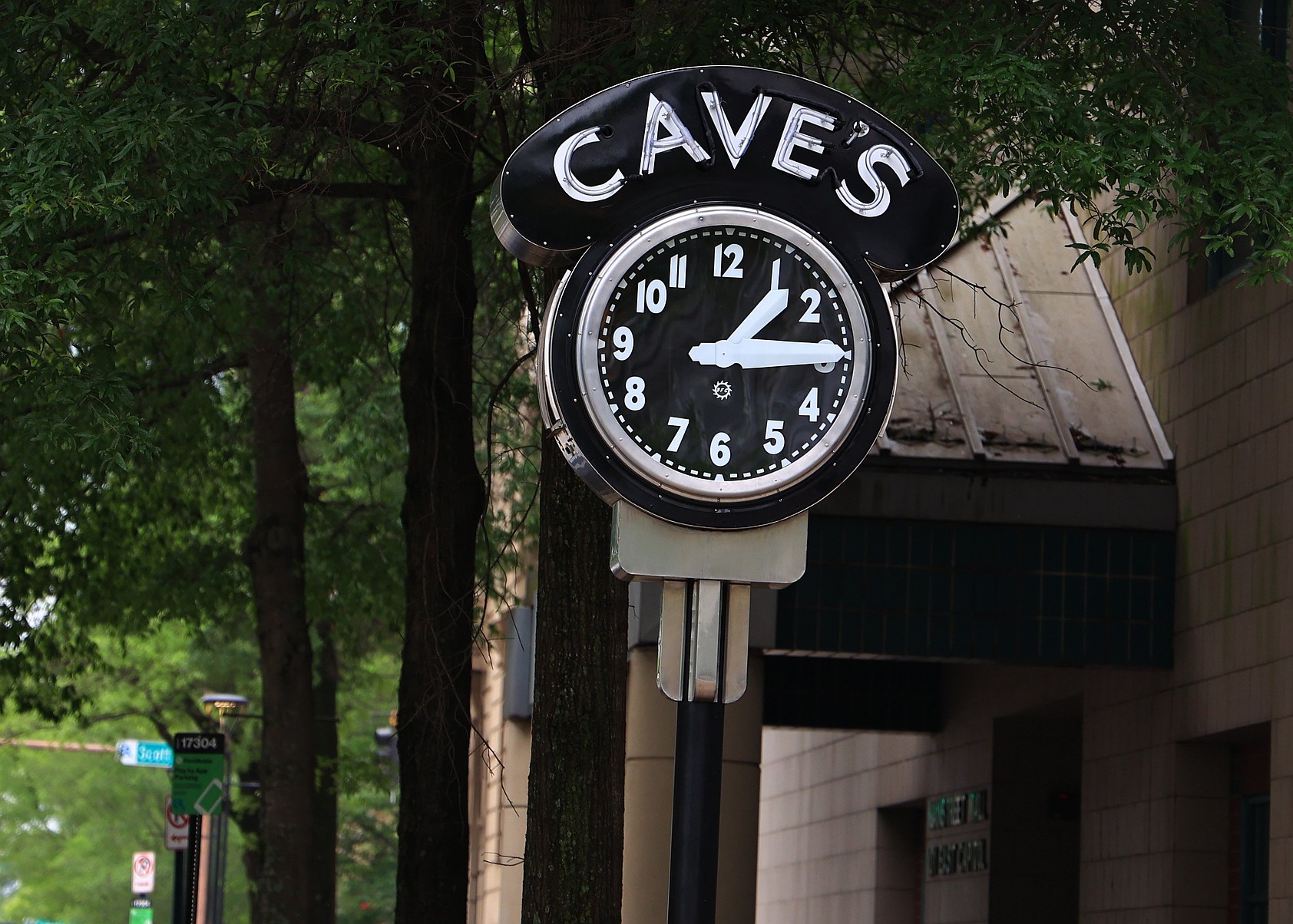 Iconic Cave’s Clock in downtown Little Rock gets its faces back after ...