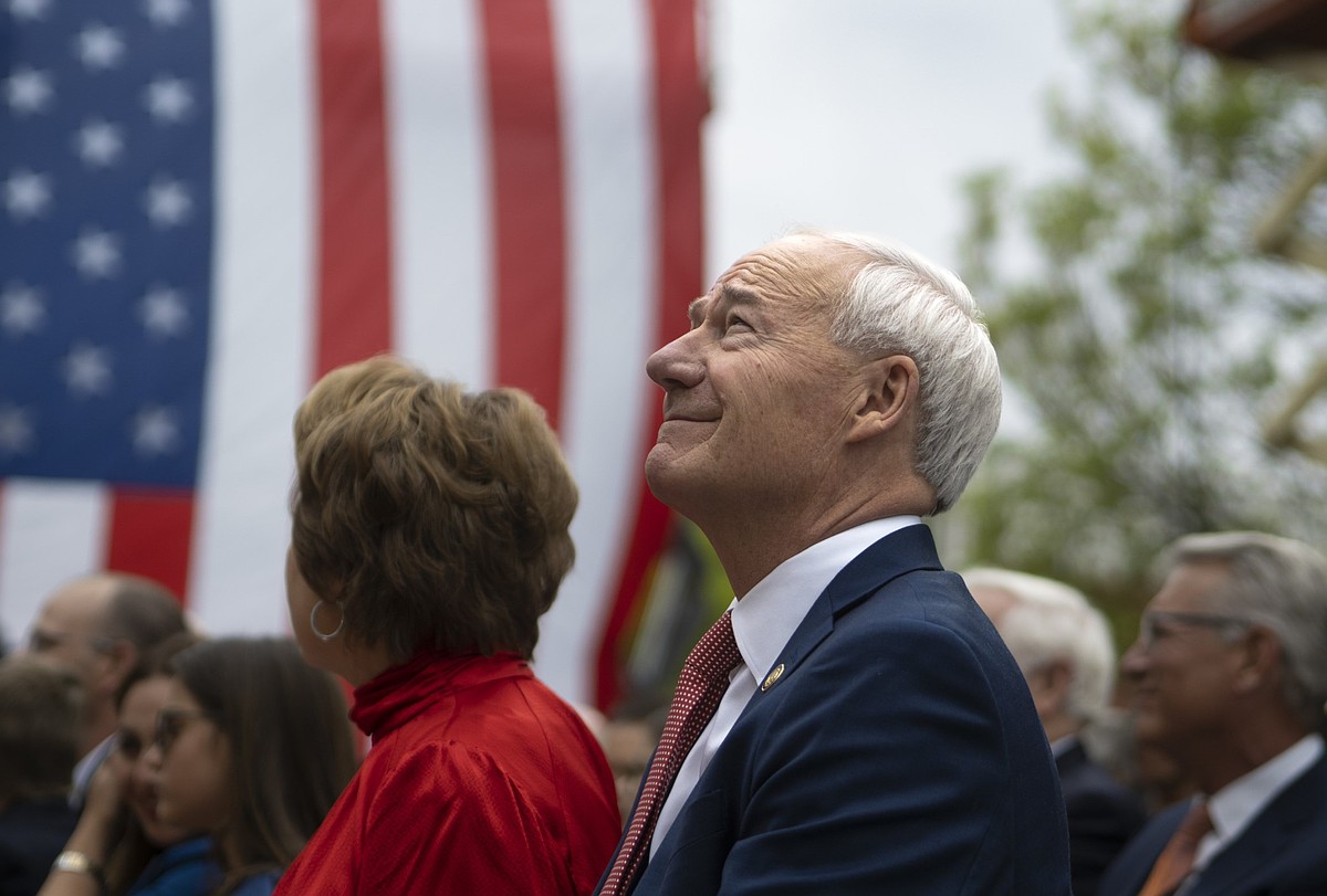 Hutchinson watches GOP convention from sidelines, 6 months after ending ...