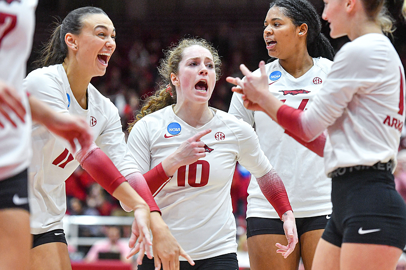 Arkansas volleyball great Jill Gillen returns as assistant coach ...