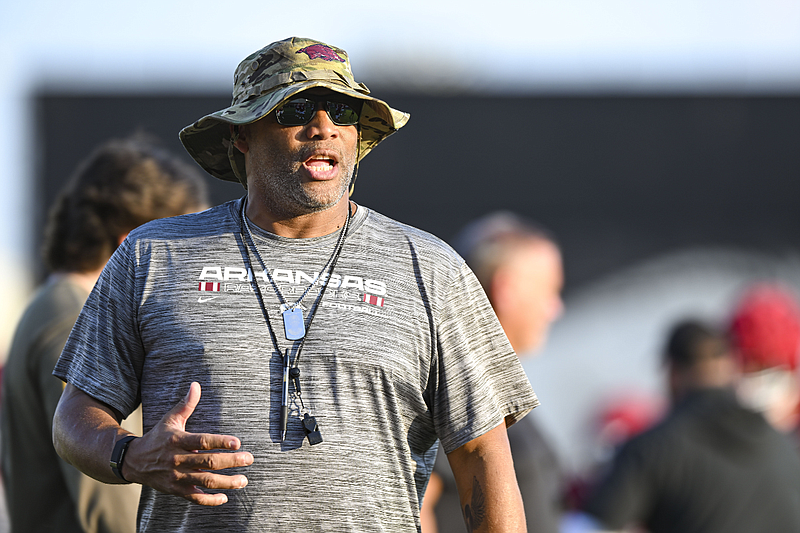 Arkansas football coaches keep contact with Georgia defensive lineman ...