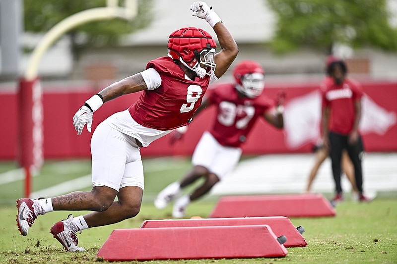 Arkansas football futures: Charlie Collins develops 'pro' attitude ...