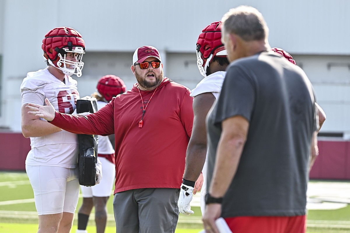 Oregon offensive lineman Jac’Qawn McRoy commits to Arkansas football ...