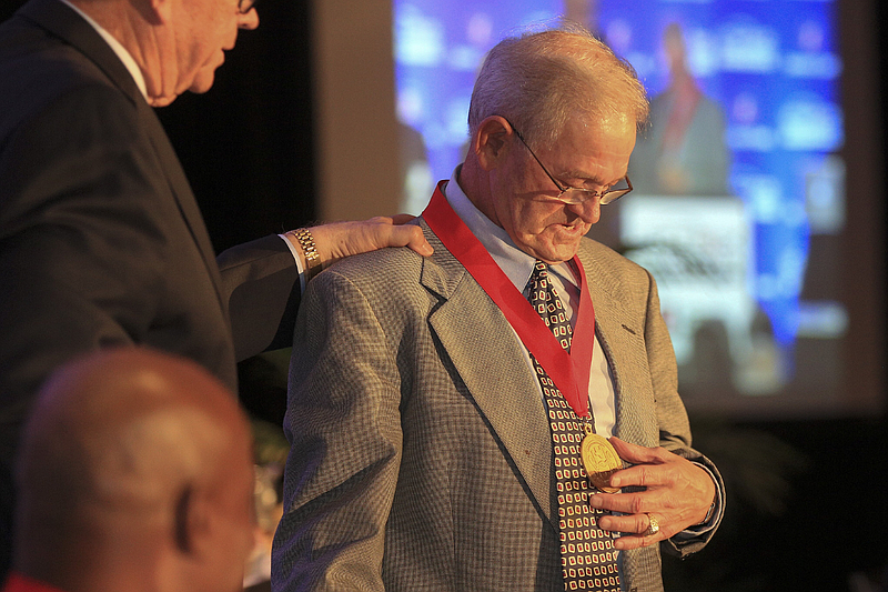 Billy Moore, first All-America quarterback at Arkansas, dies at 84 ...