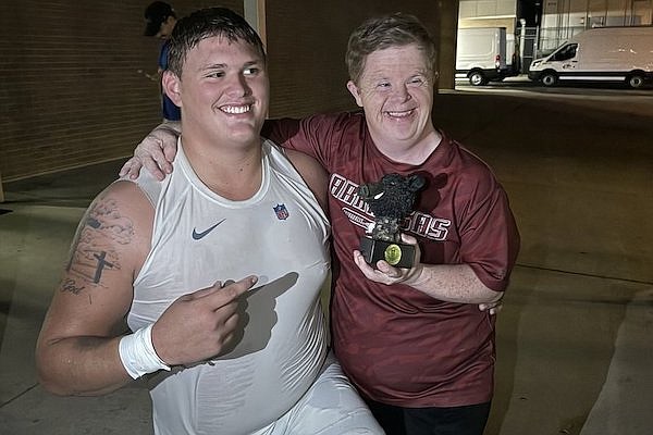 Arkansas super fan travels around 1,000 miles to watch commit | Whole ...