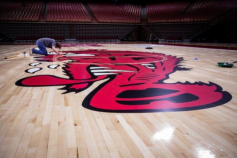 'Slobber hog' logo added again to Arkansas basketball court at Bud ...