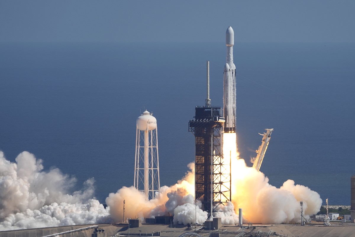 NASA spacecraft rockets toward Jupiter's moon Europa in search of the ...