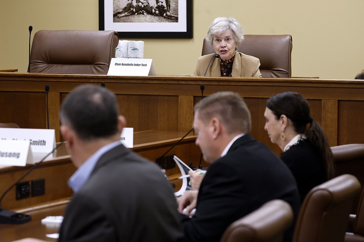 Citizens panel approves 6% raises for elected judges, plus higher ...