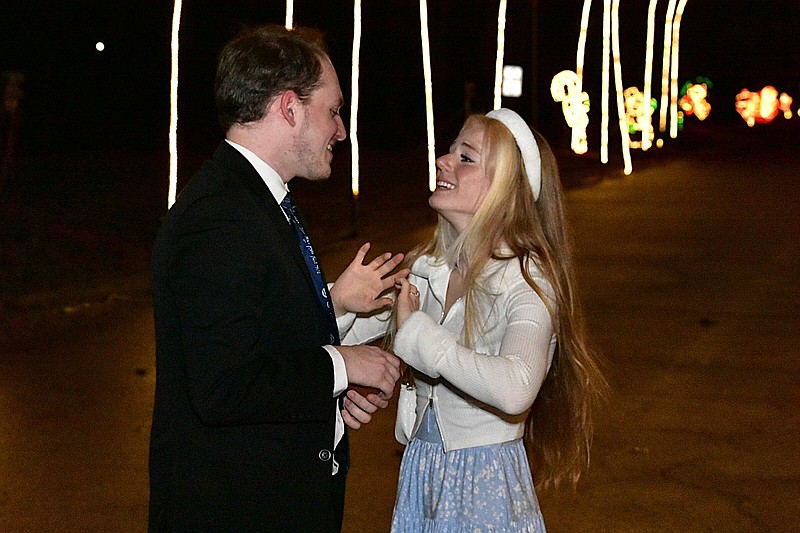 Man proposes at Pine Bluff holiday lights event | Pine Bluff Commercial ...