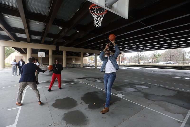 Little Rock officials, basketball players mark completion of Kanis Park basketball courts ...