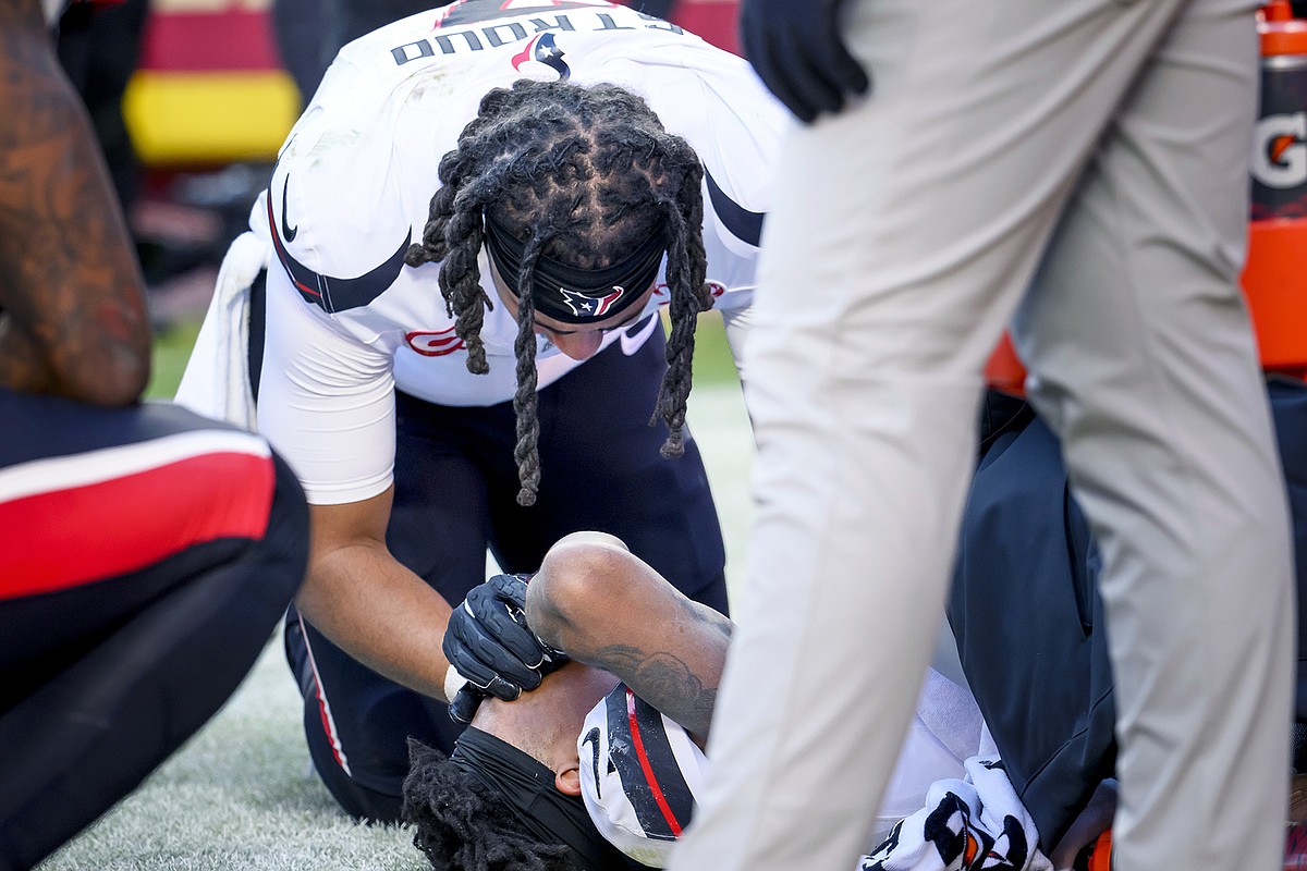 Texans wide receiver Dell back in Houston after severe knee injury ...