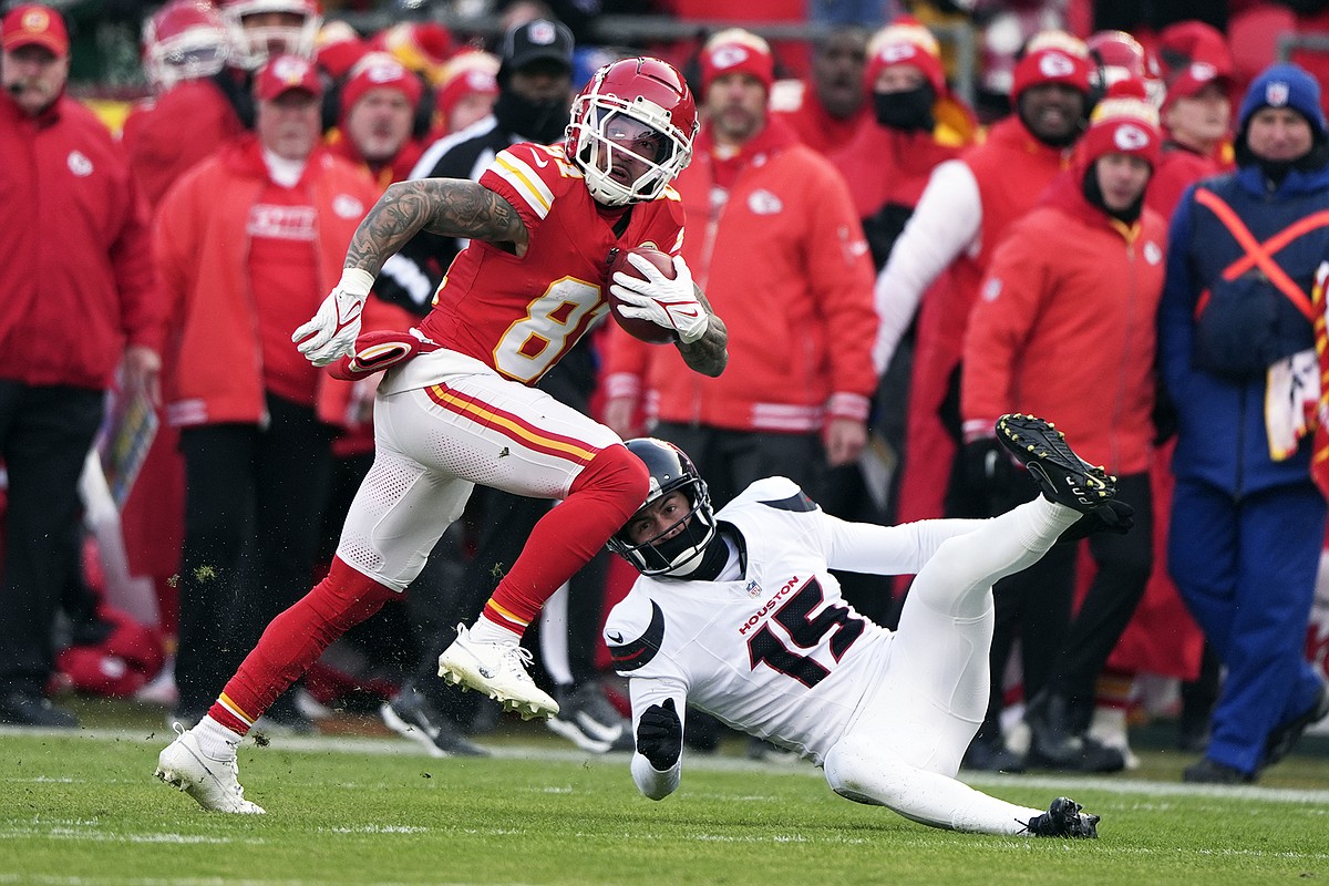 Texans’ Boyd flings helmet, gets penalized and then shoves his coach on ...