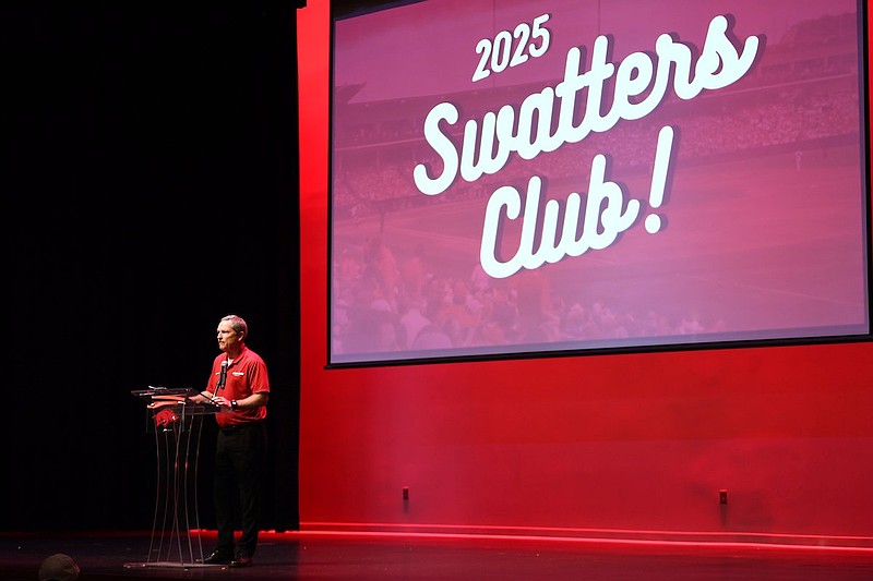 Arkansas baseball coach Dave Van Horn gives first Swatters Club address ...