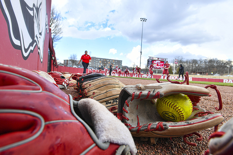 Arkansas softball vs. Illinois: How to watch, forecast, team ...