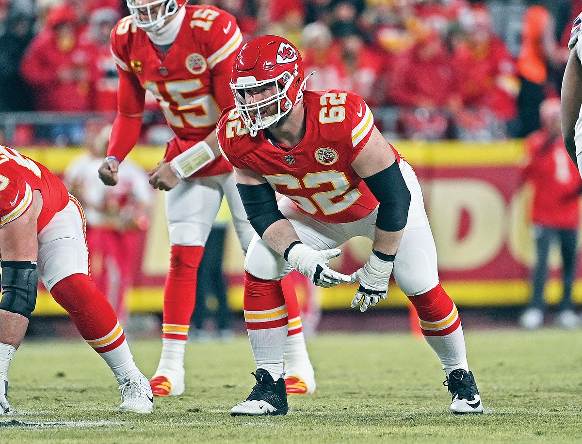 Thuney’s switch from All-Pro guard to fill-in tackle has helped elevate ...