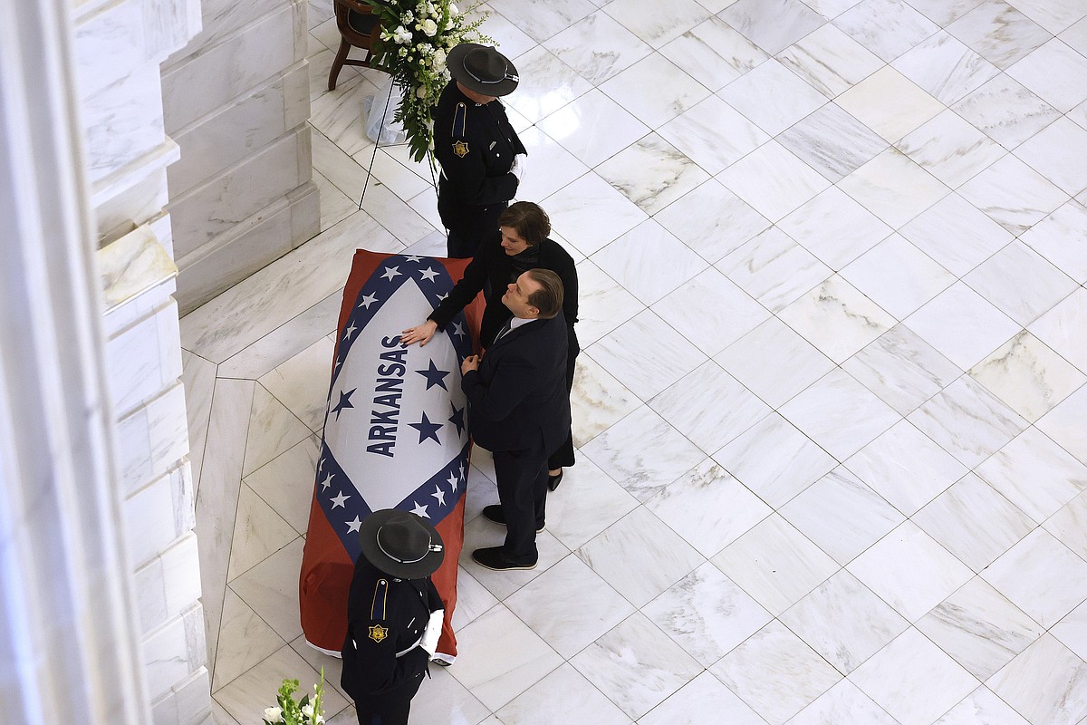 Arkansans pay respects as Jim Guy Tucker lies in state at state Capitol ...
