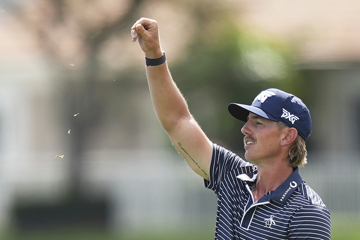 Knapp hangs on to lead with more than dozen players in mix at Cognizant ...