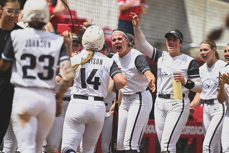 No. 10 Arkansas softball battles back to win series-deciding 'toughness ...