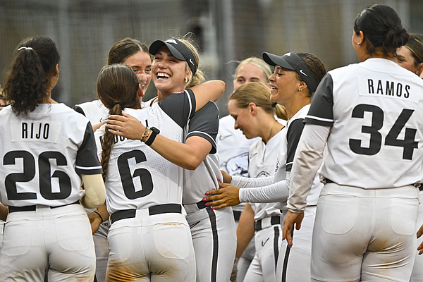 Reis Beuerlein's perfect game caps Arkansas softball's doubleheader ...