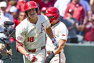 Robinett homers twice, leads Arkansas to sweep of top-ranked Texas ...