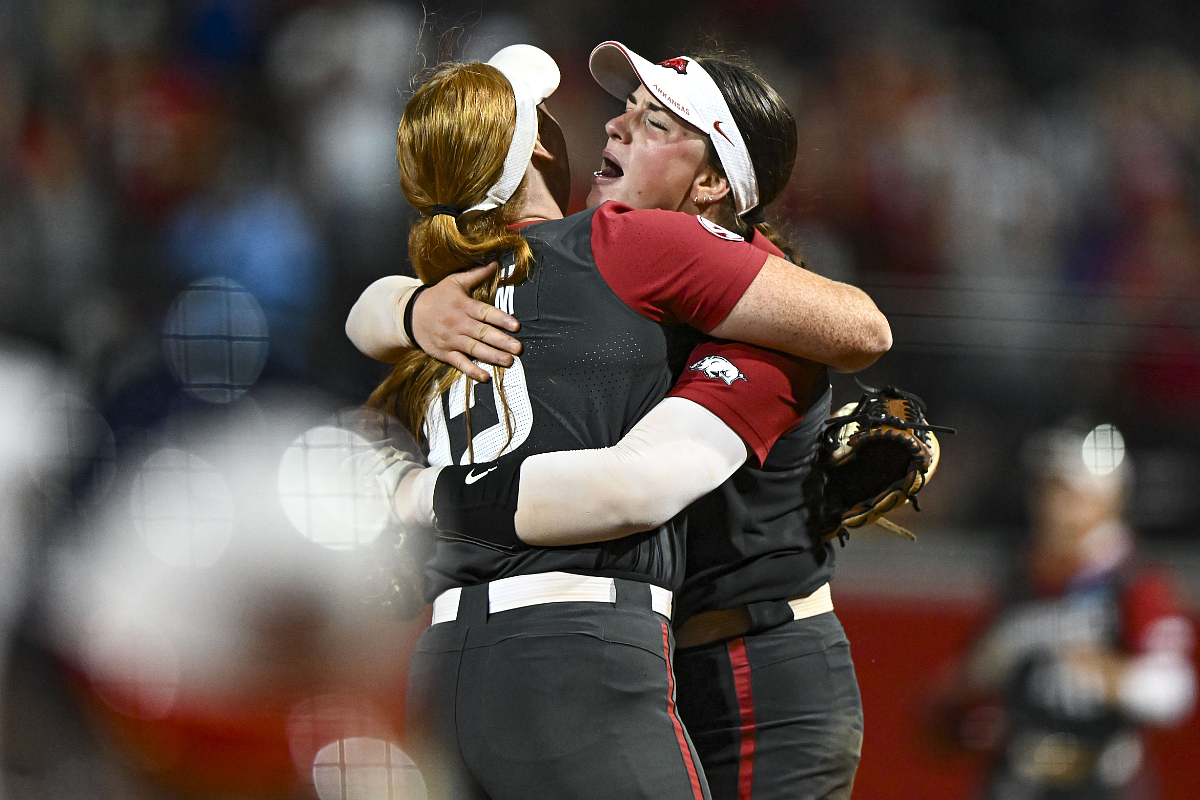 Arkansas softball strikes back, forces decisive Game 3 in super ...