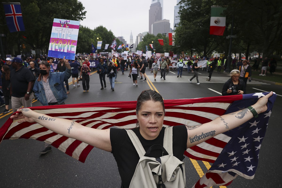 Protesters crowd into streets, parks and plazas at anti-Trump 'No Kings ...