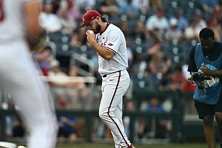 Arkansas beats UCLA to advance at College World Series | The Arkansas ...
