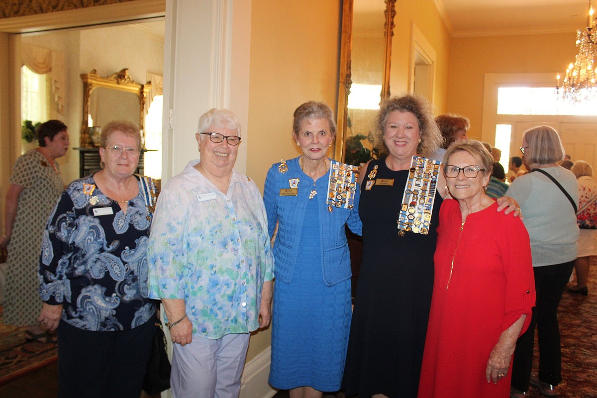 CHANGING OF THE GUARD: Daughters of the Revolution salute state regent ...