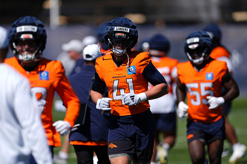 Former Arkansas linebacker Drew Sanders carted off Broncos' practice ...