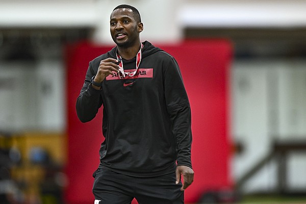 New Arkansas football DBs coach Nick Perry leaning on experience ...