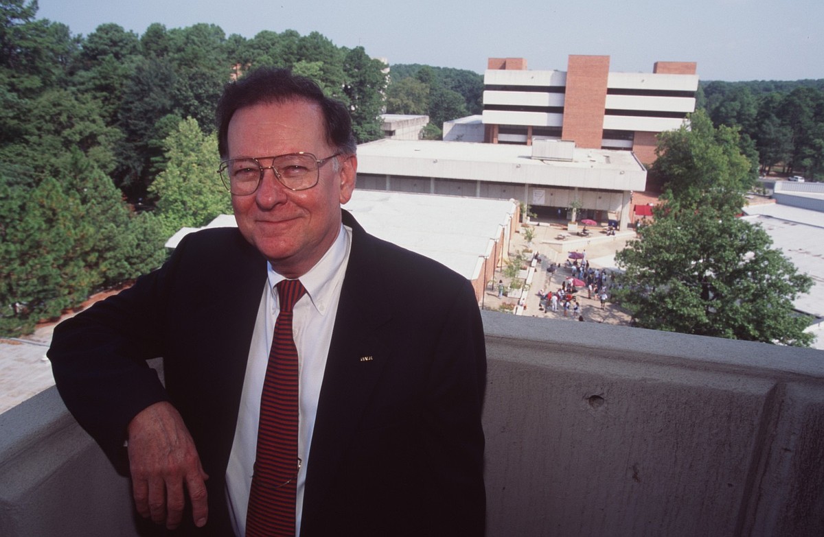 Charles E. Hathway III dies at 89; Texas native transformed UALR as ...